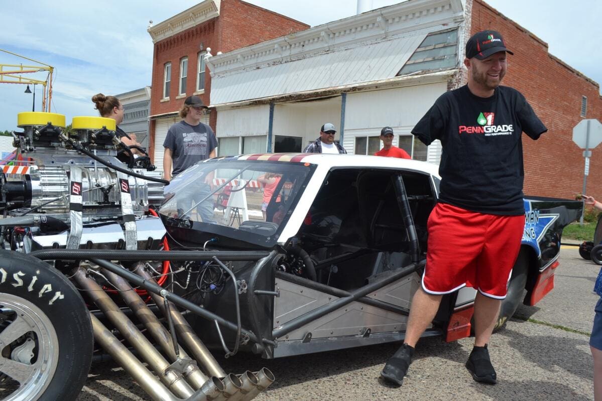 DEFYING THE ODDS: JUST ANOTHER DAY IN THE OFFICE FOR ARMLESS DRAG RACER ...