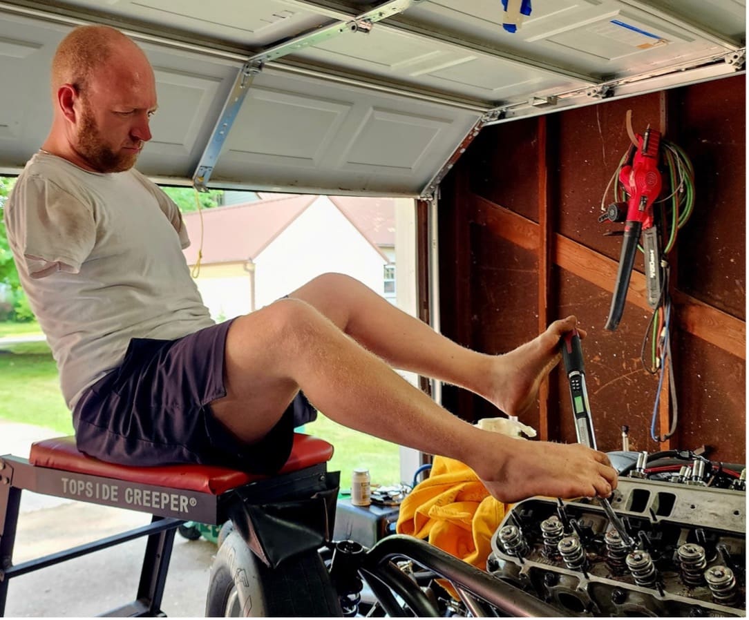 DEFYING THE ODDS: JUST ANOTHER DAY IN THE OFFICE FOR ARMLESS DRAG RACER ...